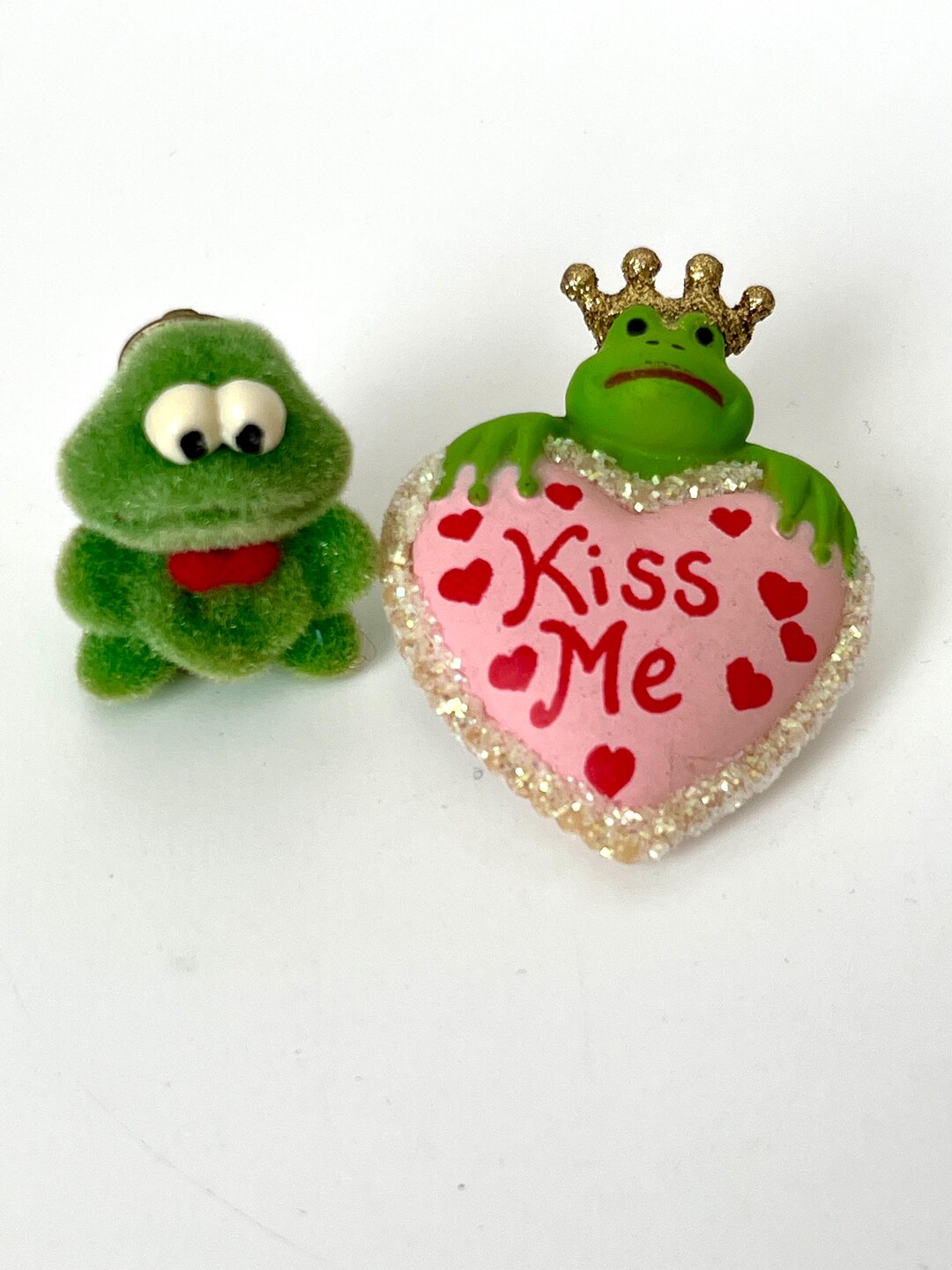 Pair of Small Vintage Frog Pins Fuzzy Flocked Green Frog With Red Bow ...