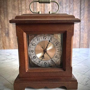Vintage Wood Mantle Clock 70s Quartz Battery Operated Works Farmhouse ...