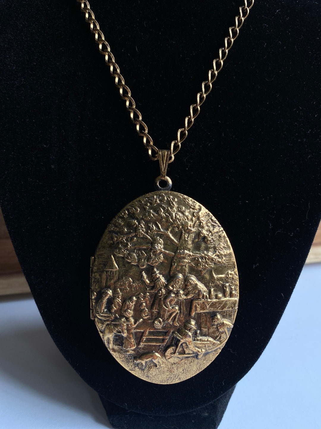 Vintage Revlon heirloom Locket 80s in Brass Tone Metal - Etsy