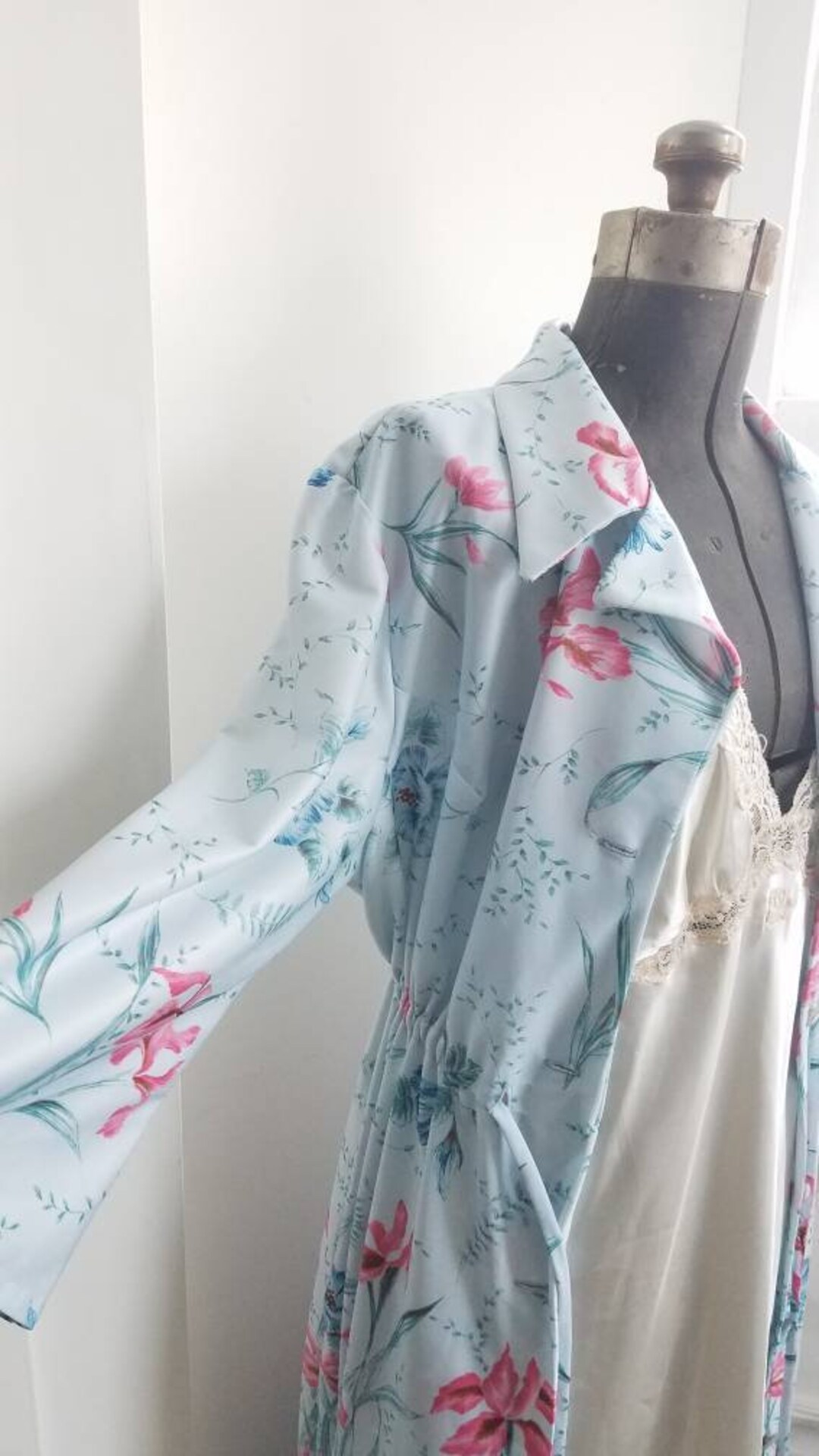 Vintage 1970's Stunning Floral Robe. Vintage 1970's Hyacinth and Irises ...