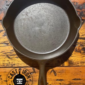 Lodge Single Notch #8 Cast Iron Skillet With Raised Maker Mark & Heat ...