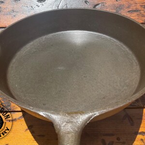 Lodge Single Notch #8 Cast Iron Skillet With Raised Maker Mark & Heat ...