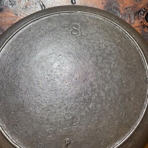 Lodge Single Notch #8 Cast Iron Skillet With Raised Maker Mark & Heat ...