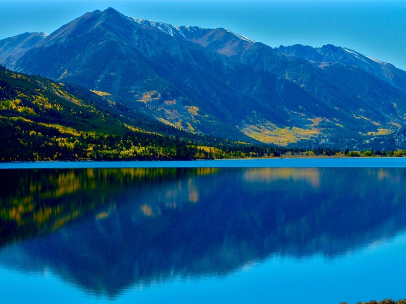 Golden Aspen Trees Reflecting in Turquoise Lake, Colorado. Beautiful ...