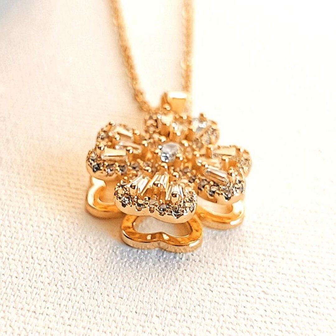 Spinning Clover Necklace, Minimal 316L Stainless Steel Chain Pendant ...