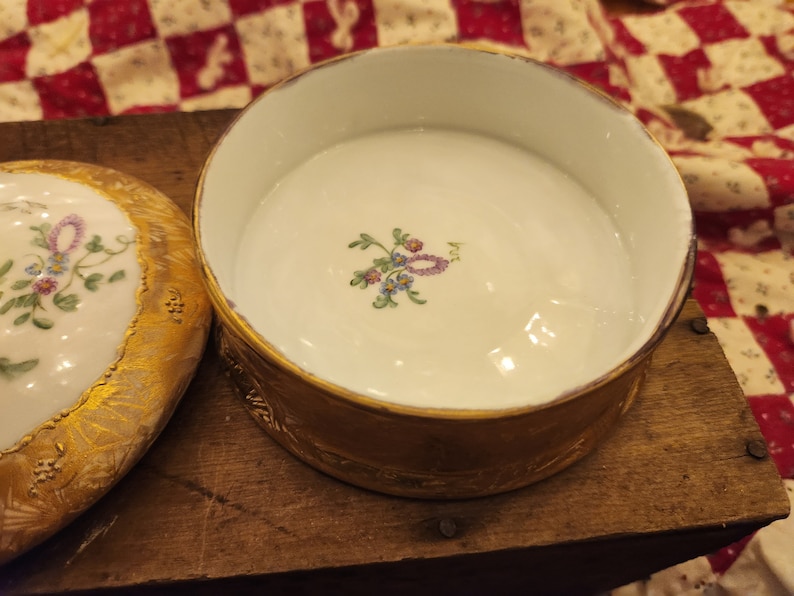 Vintage Powder Box - Etsy