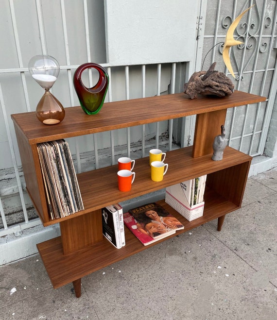 Zig zag shelving unit store
