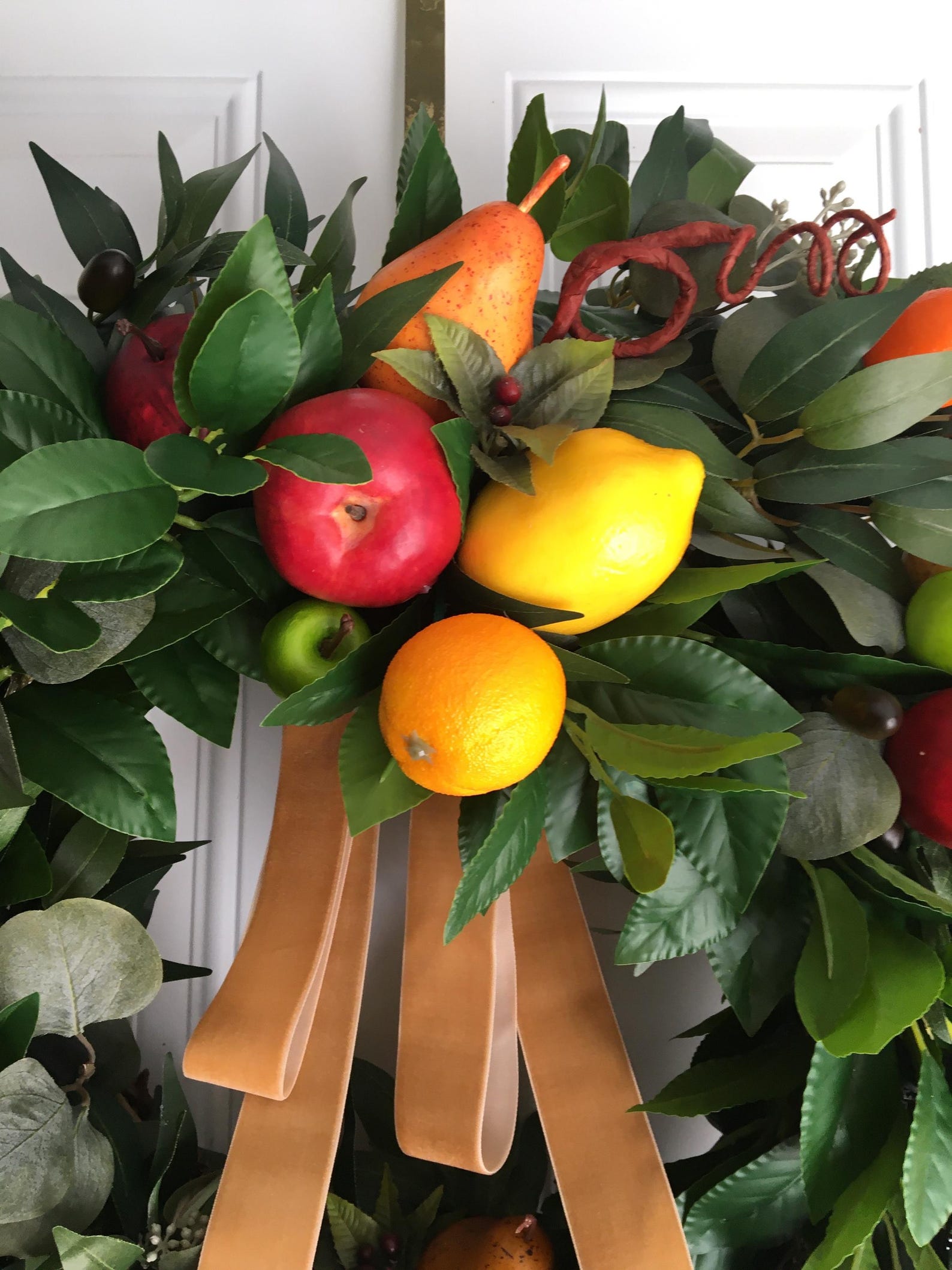 Colonial Williamsburg Wreath: Fruit Camel Velvet Ribbon White Berries ...