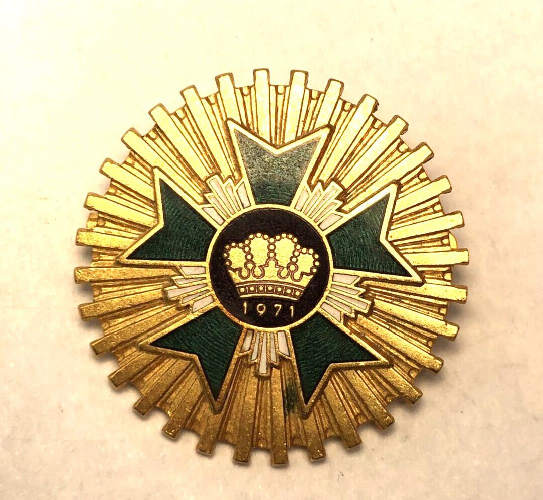 1971 Rex Mardi Gras Lady's Ducal Pin Goldtone New Orleans Krewe Favor W ...
