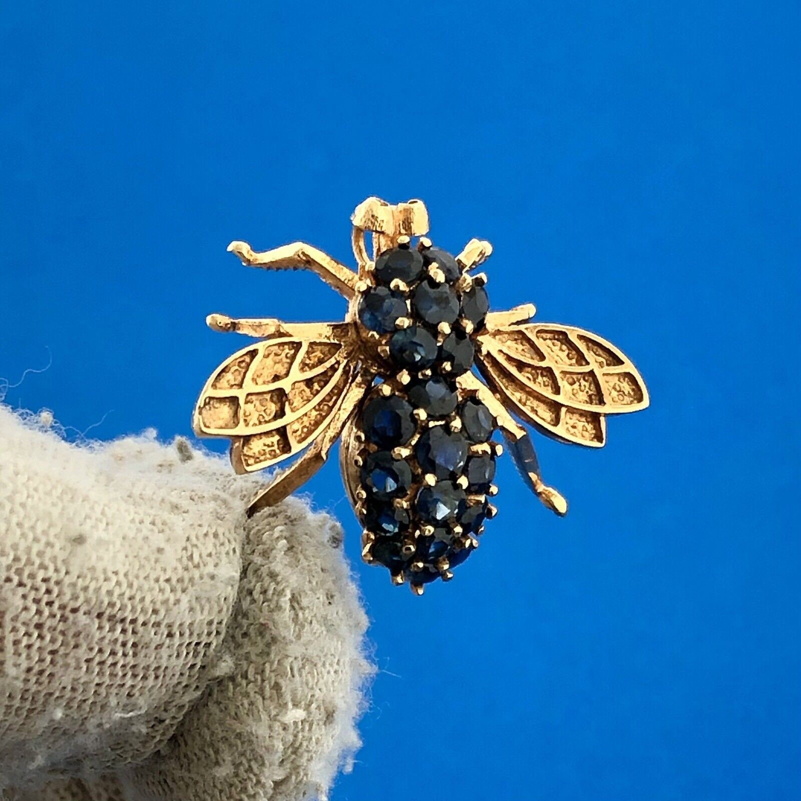 Gorgeous 14k Yellow Gold Round Cut Sapphire Winged Insect Bug Bee ...