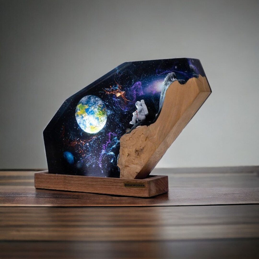 Astronaut Chilling in Space Epoxy Resin Lamp, Epoxy Resin Lamp, Space ...
