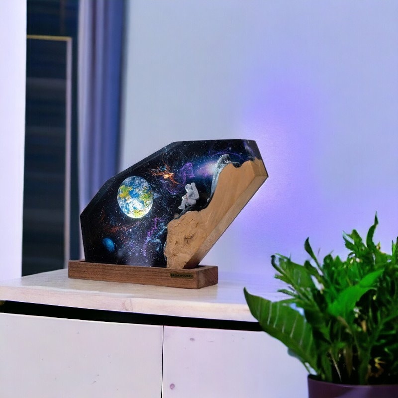 Astronaut Chilling in Space Epoxy Resin Lamp, Epoxy Resin Lamp, Space ...