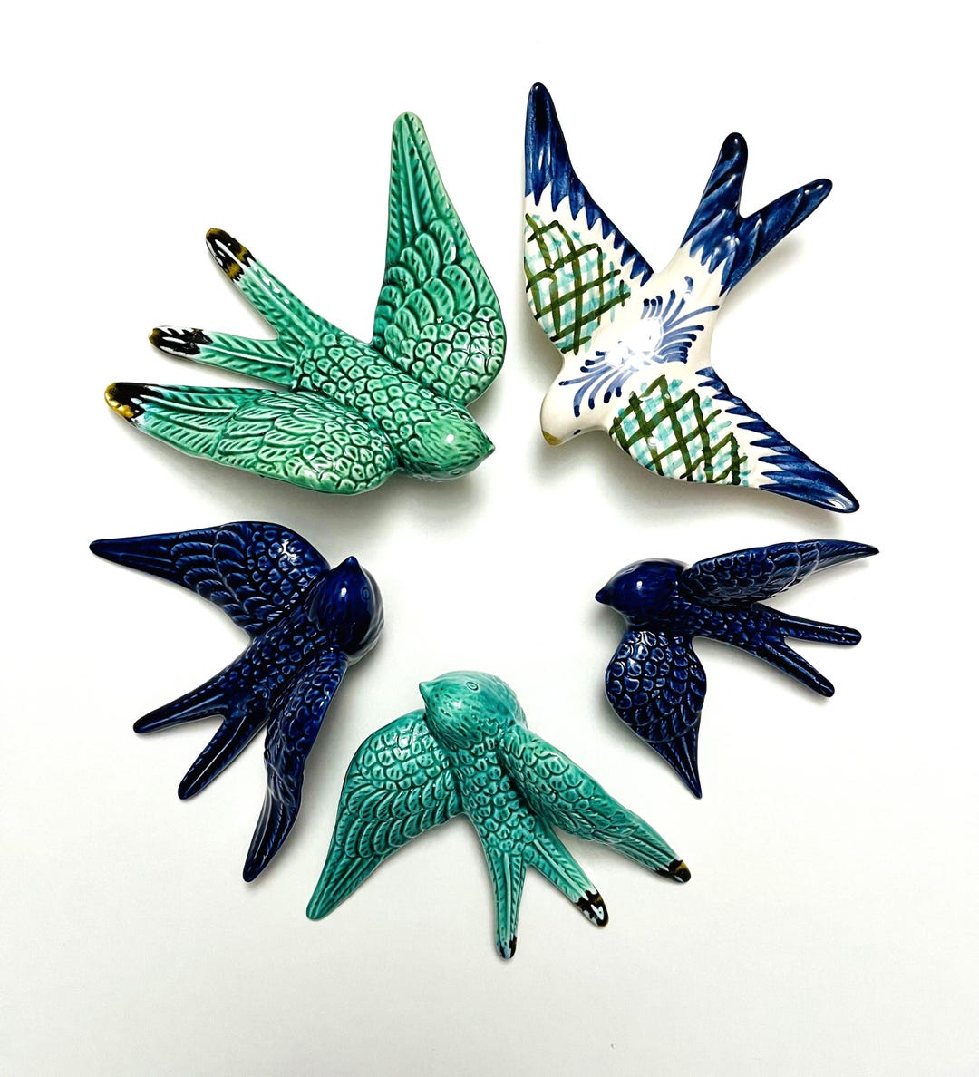 Andorinhas De Cerâmica Feitas Em Portugal E Pintadas à Mão. Cerâmica ...