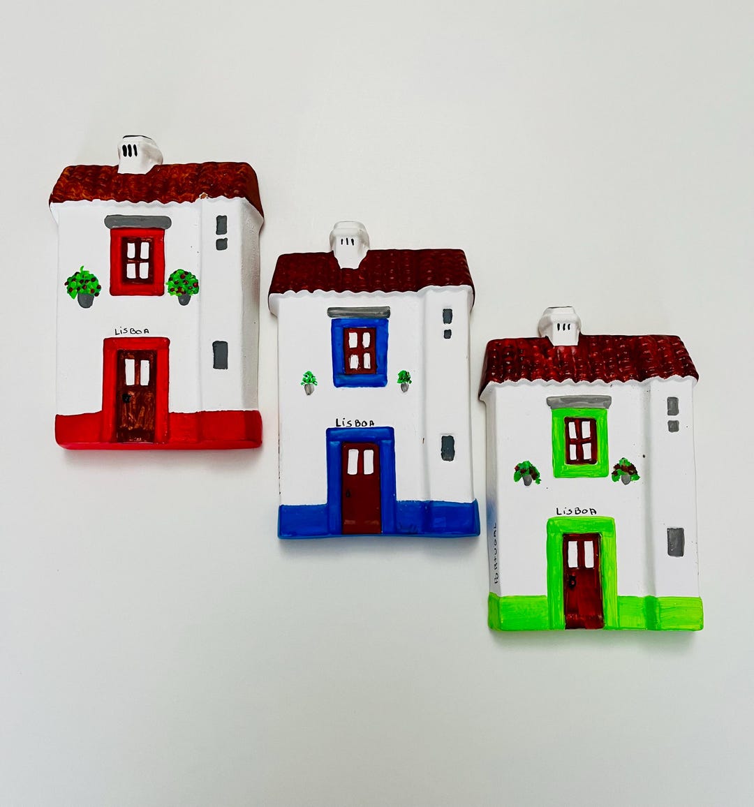 Casas Típicas Portuguesas. Caiadas Com Sardinheiras Nos Vasos Que ...