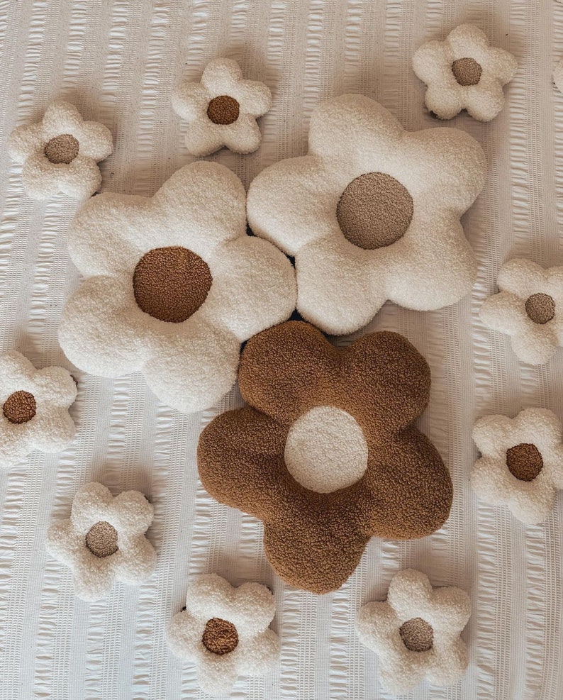 Large Daisy Cushion - Etsy