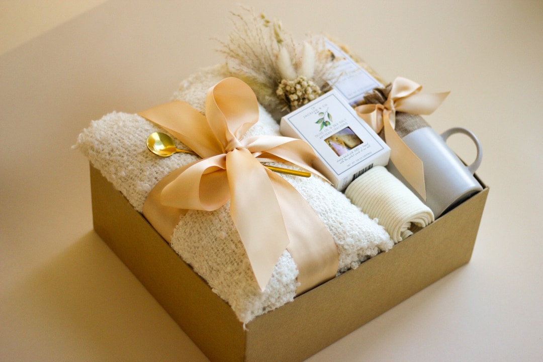 Classy Gift Basket for Women, Gift for Mom, Gift Box With Blanket ...