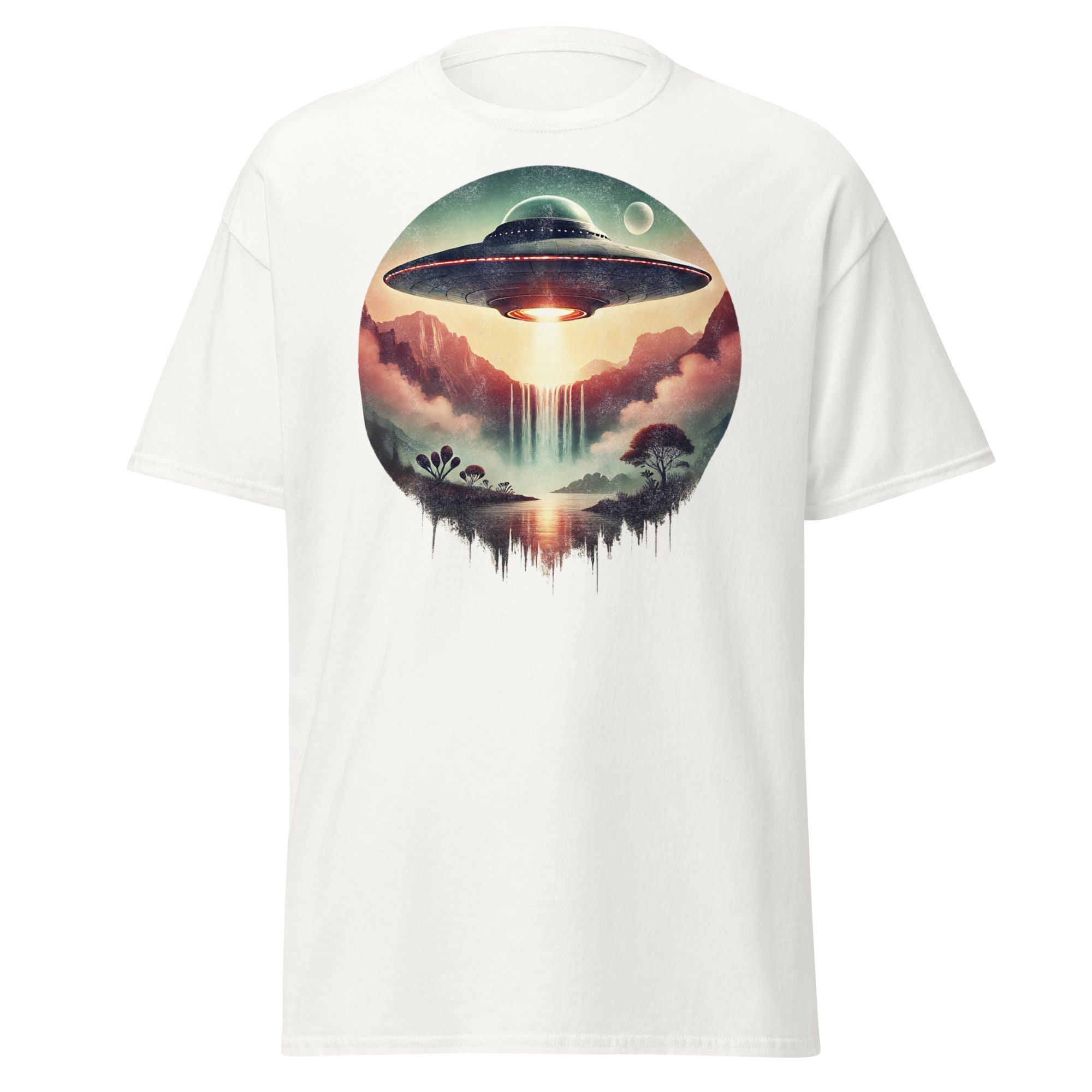UFO T-shirt, T-shirt With Alien Landscape and UFO, UAP T-shirt for ...