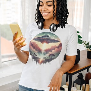 UFO T-shirt, T-shirt With Alien Landscape and UFO, UAP T-shirt for ...