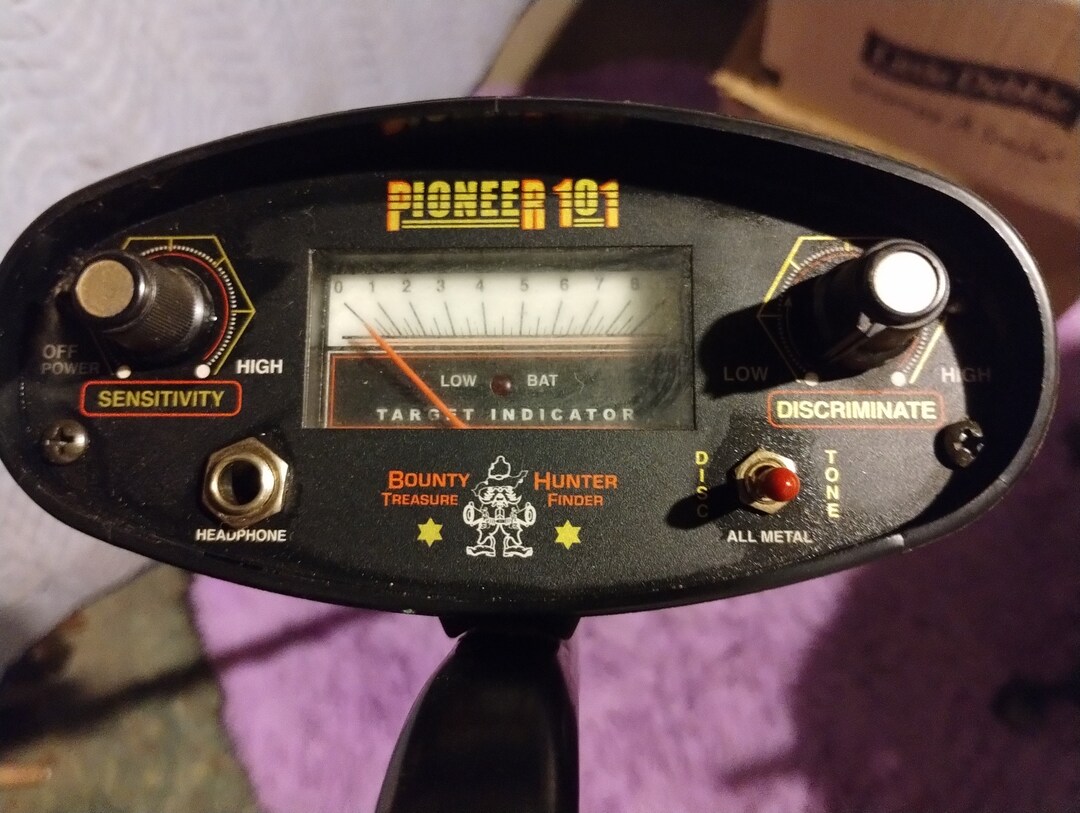 Vintage Metal Detector Pioneer 101 Bounty Hunter tested & Works - Etsy