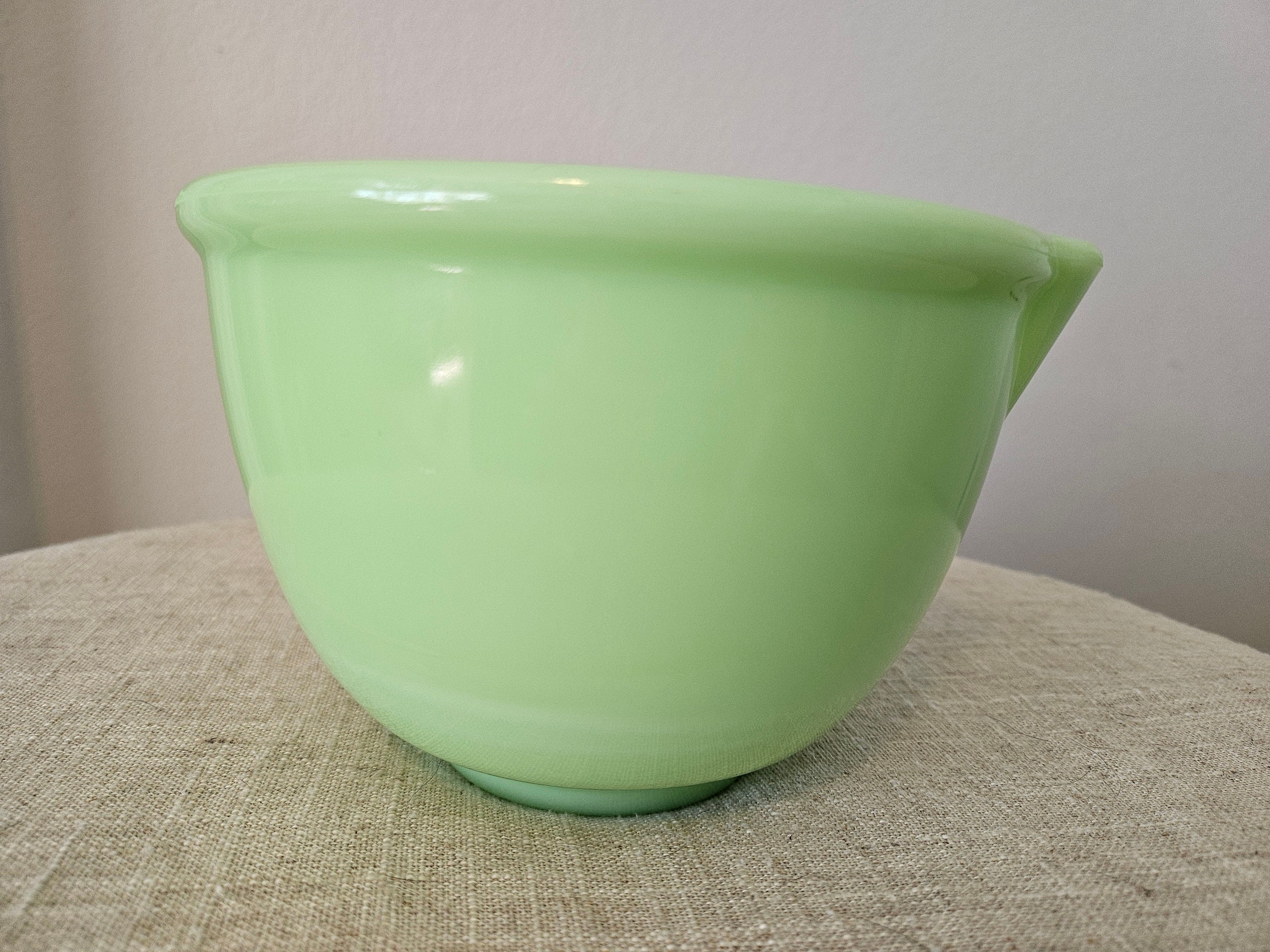 Vintage 1940s Jadeite Uranium Mixing Bowl: Kitchenware With Pour Spout ...