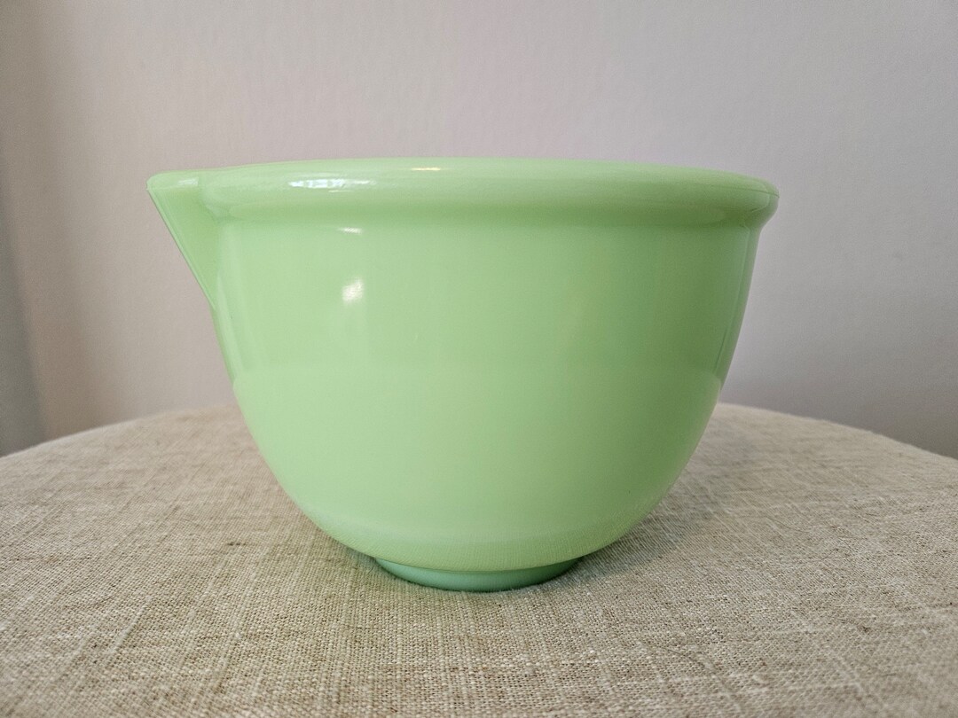 Vintage 1940s Jadeite Uranium Mixing Bowl: Kitchenware With Pour Spout ...