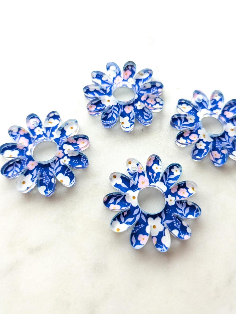 Clear Acrylic - 3cm Daisy With Large Hole - Winter Picnic - 10 ...