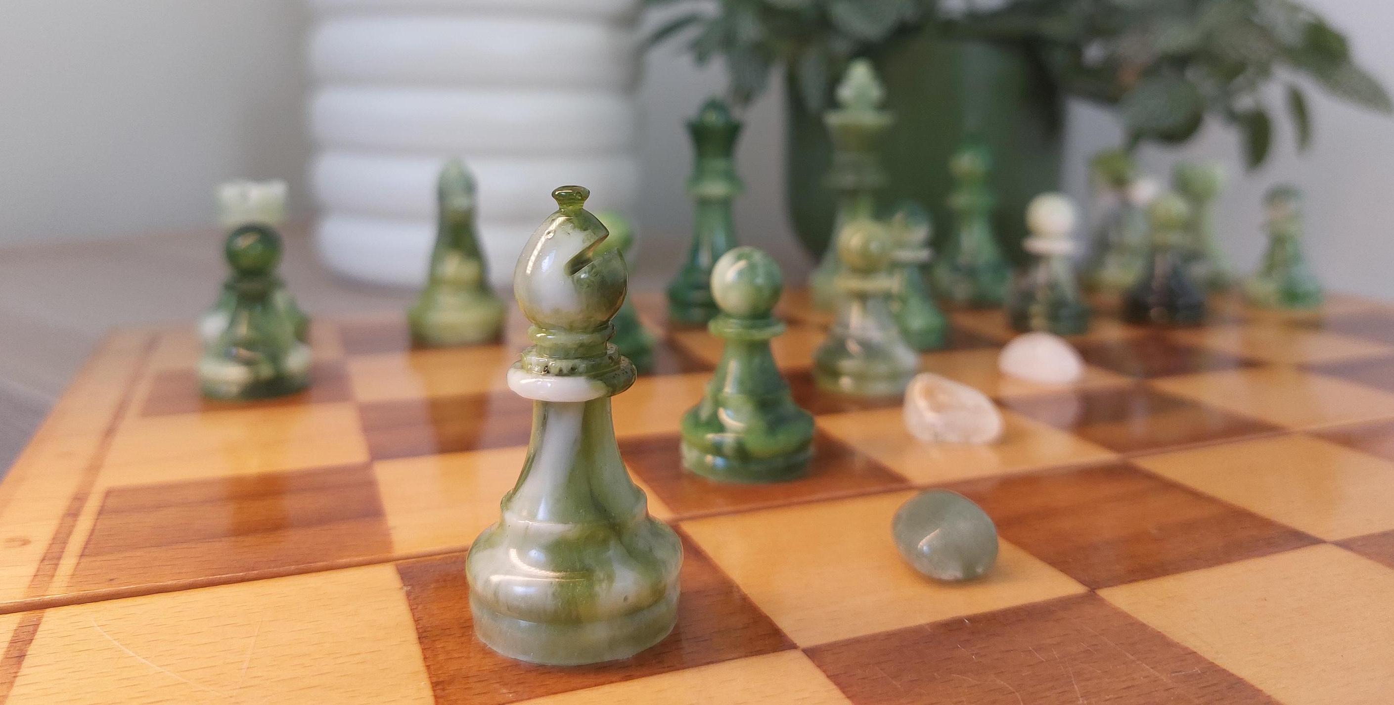 Unique Green Chess Set 16 Pieces, Handmade, Luxurious Resin Epoxy Chess ...