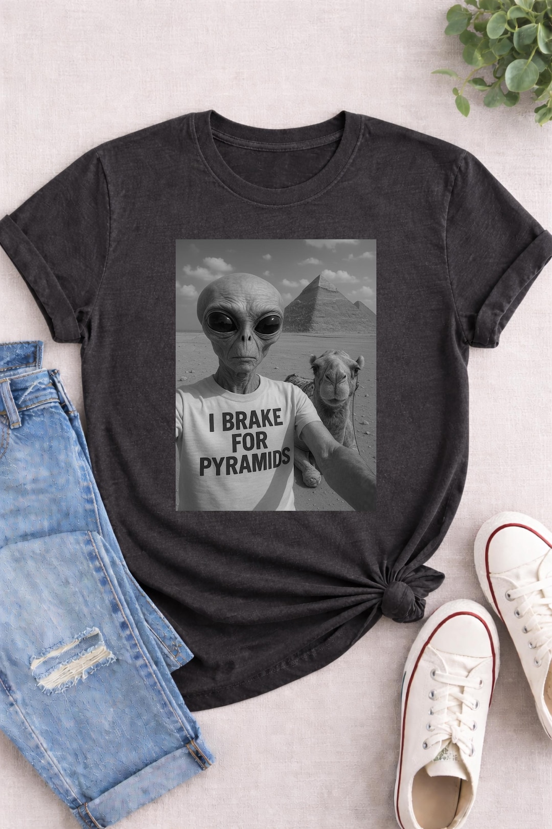 Alien Selfie With His Camel | I Brake for Pyramids T-shirt | Egypt UFO ...