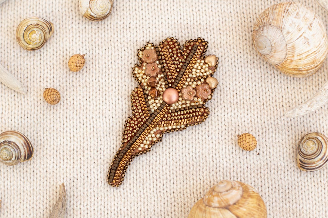 Broche perlée main feuille de chêne, broche brodée, épingle en verre ...