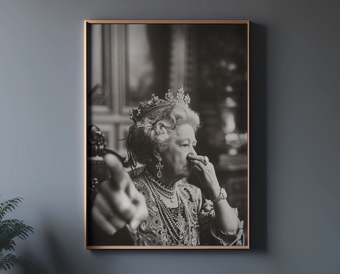 Funny Bathroom Wall Art Decor, Vintage Queen Portrait Gift for Friend ...