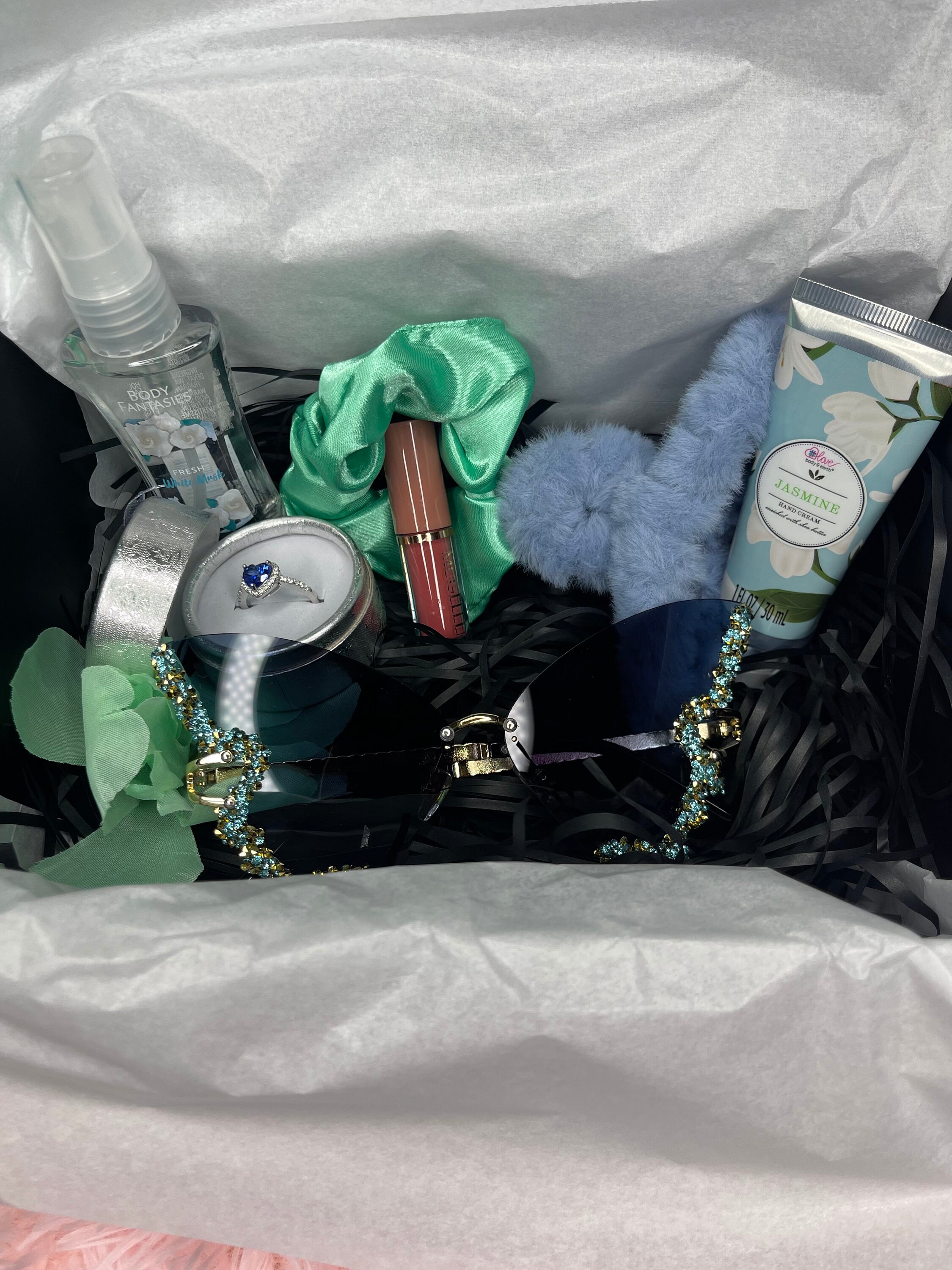 Luxury Queen Gift Box With Tumbler, Hair Tie, Ring Box, Hair Clip ...