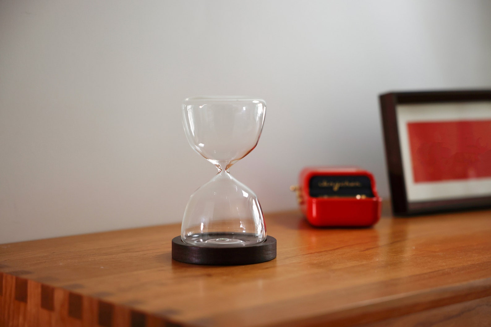 Custom Engraving Refillable Round Hourglass Bottle With Wood Base ...