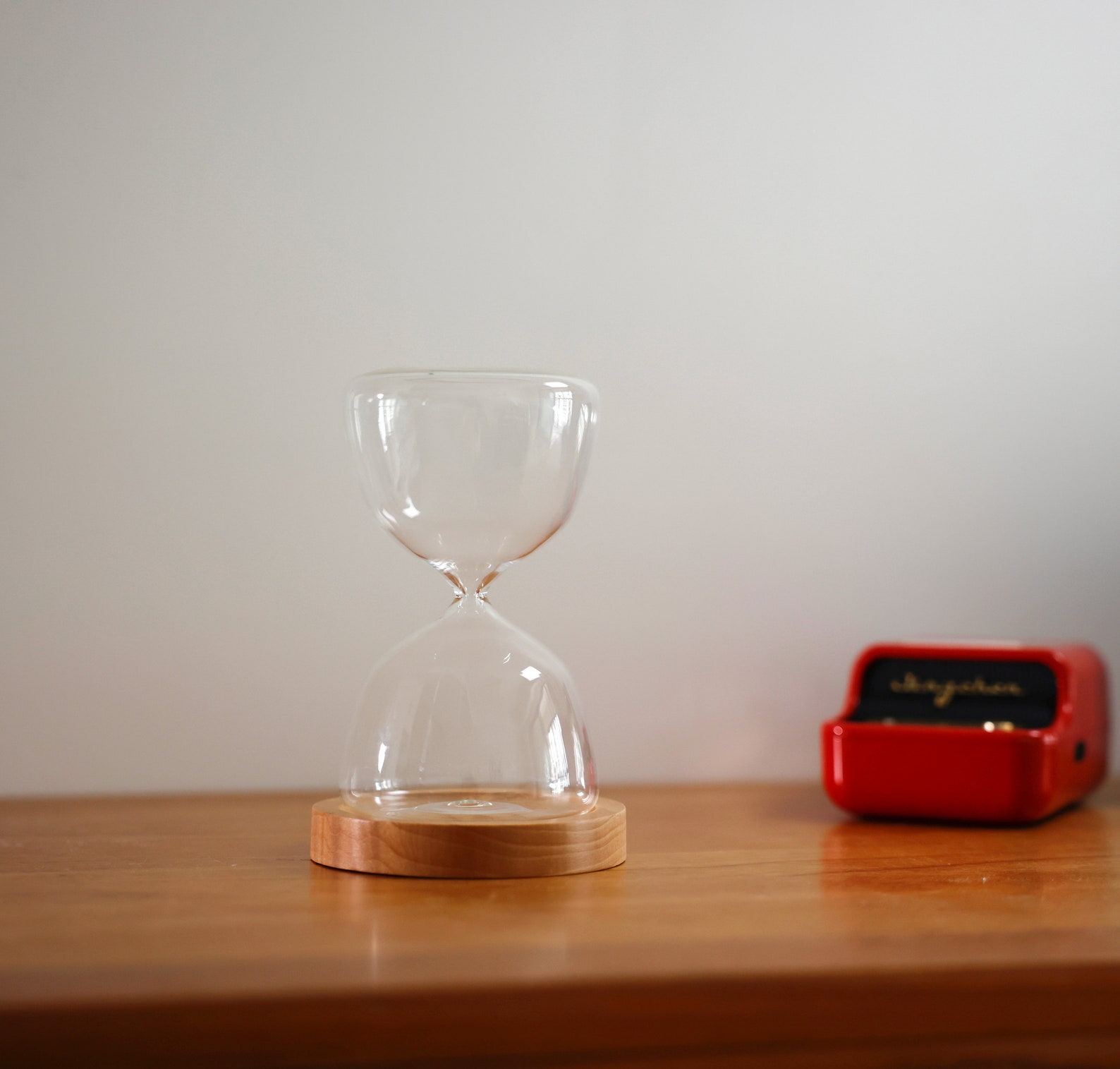 Custom Engraving Refillable Round Hourglass Bottle With Wood Base ...
