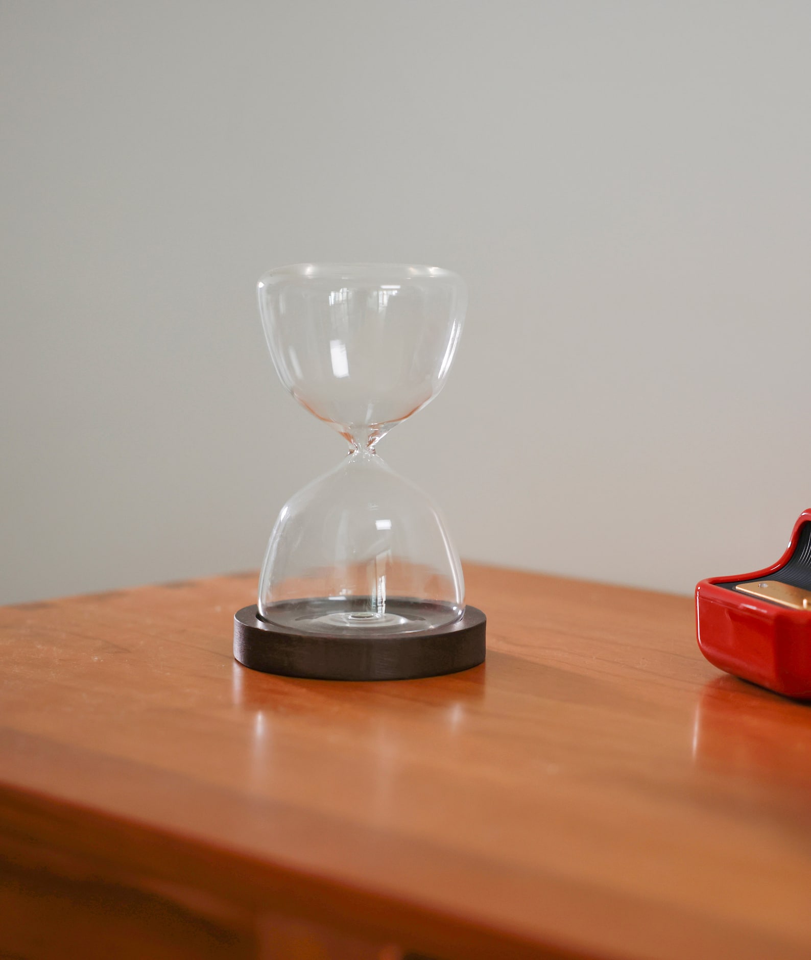 Custom Engraving Refillable Round Hourglass Bottle With Wood Base ...