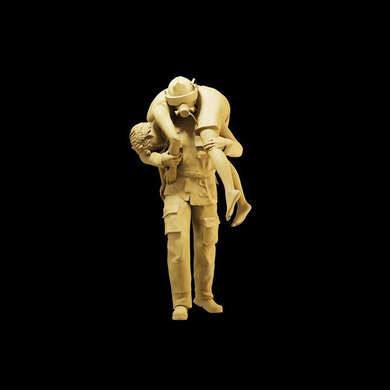 Unpainted Scale Figure 1/35 1/43 1/64 Firefighter Rescuing Injured ...