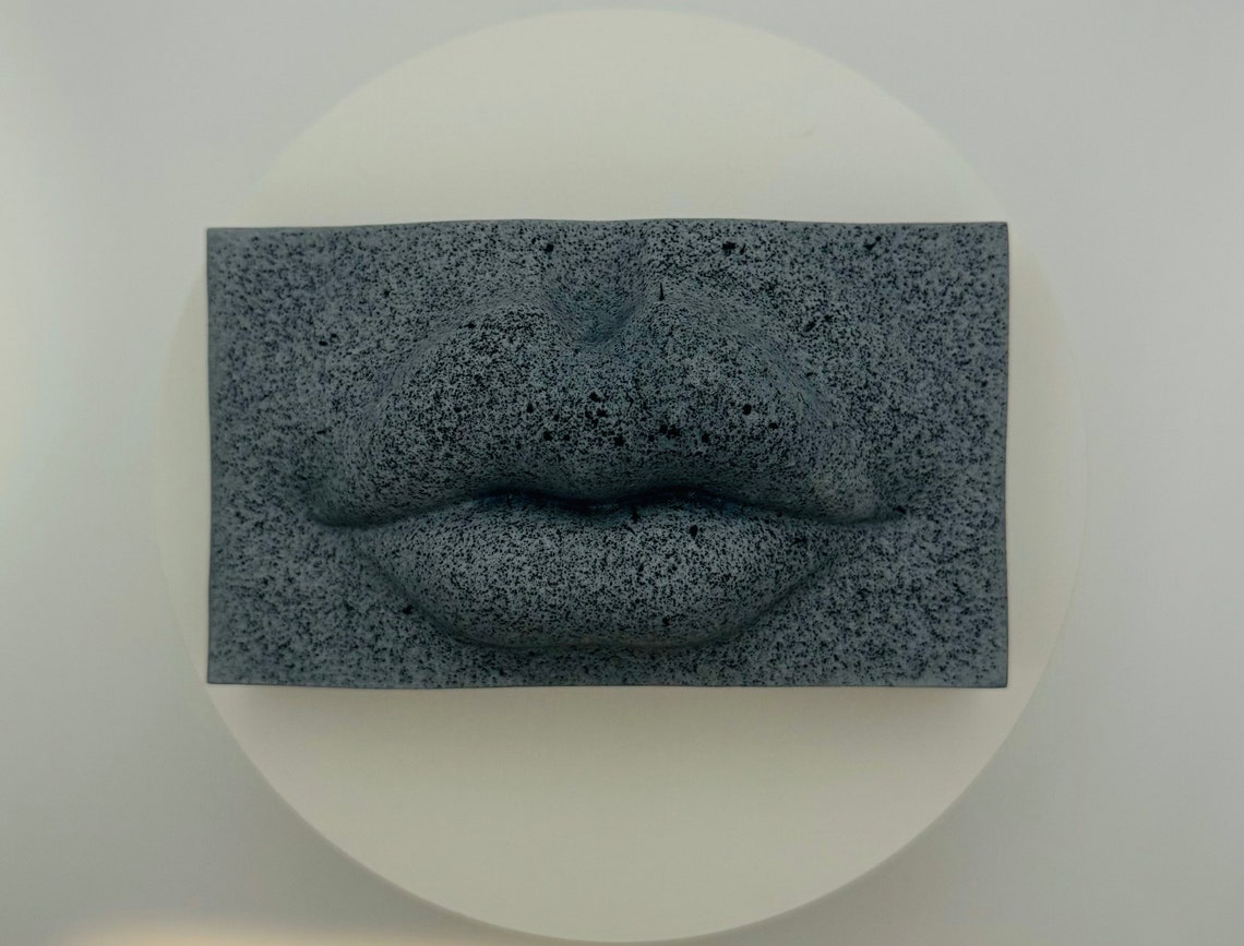 Handmade Abstract Lips Sculpture: Modern Resin Table Decor - Etsy