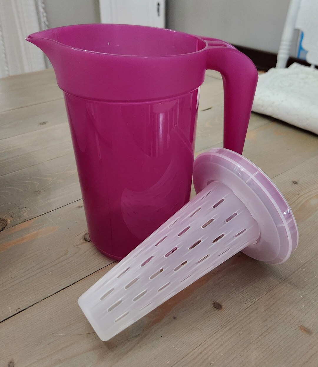 Tupperware Pitcher With Infuser Insert 2 Liter 2 Quart Push Button Lid ...