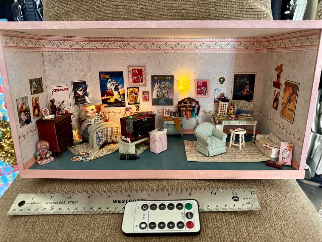 Tiny Gizmos 80s Bedroom Dollhouse Scene in 1:24 Scale by - Etsy