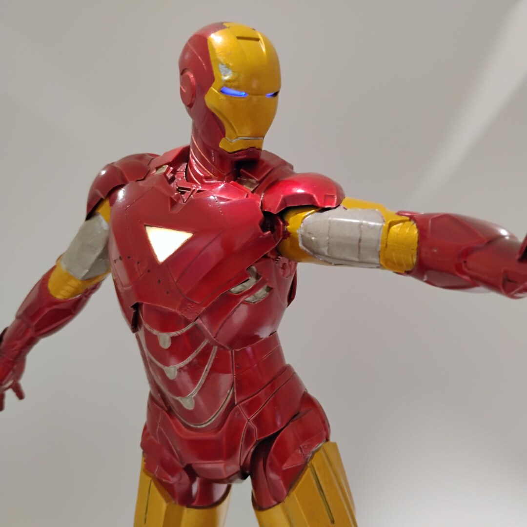 1/8 Custom Built IRON MAN. With Lighting of the Eyes,chest and Hand ...