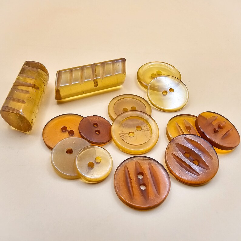 14 Vintage Bakelite Buttons - Etsy