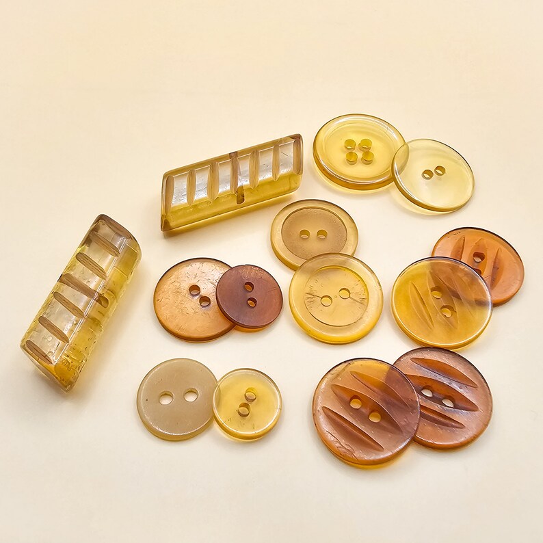 14 Vintage Bakelite Buttons - Etsy