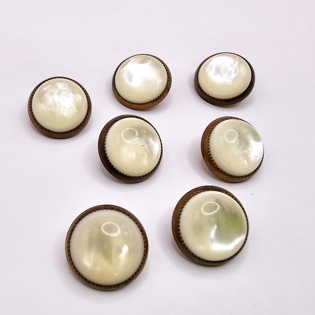 7 Vintage Plastic/brass Buttons - Etsy