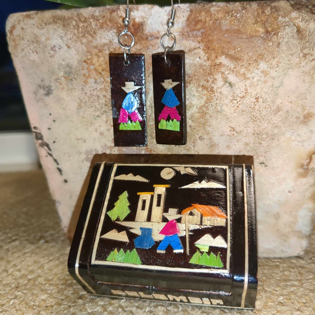 Decorative Box With Corn Husk Includes Earrings That Are Also Decorated ...