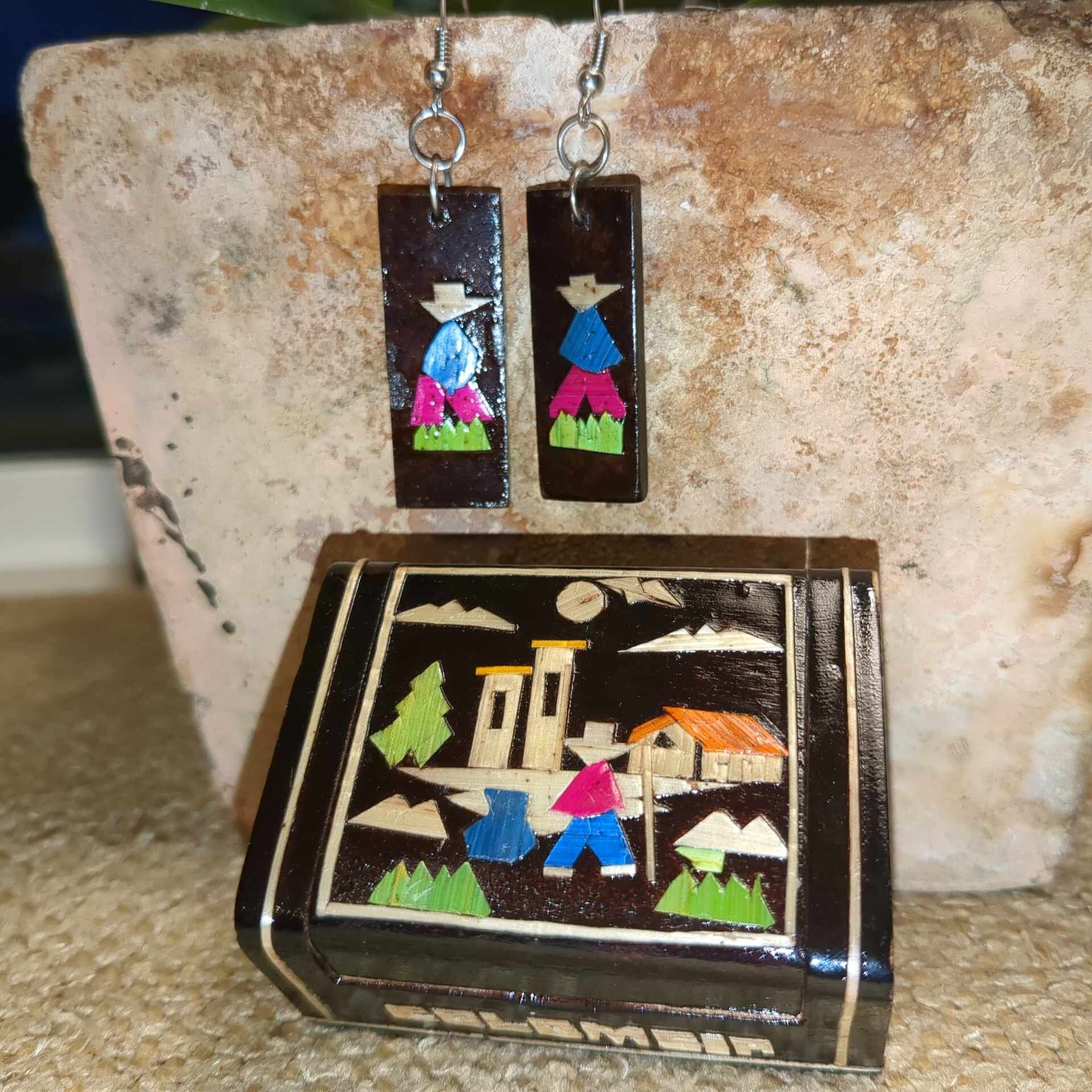 Decorative Box With Corn Husk Includes Earrings That Are Also Decorated ...