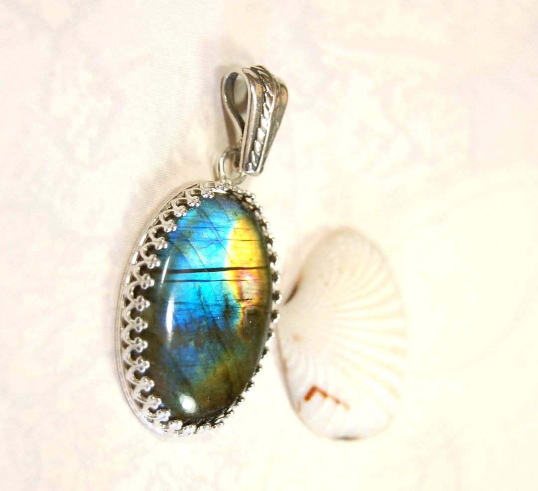 High Quality Canadian Labradorite Pendant.lots of Colored Flash With ...