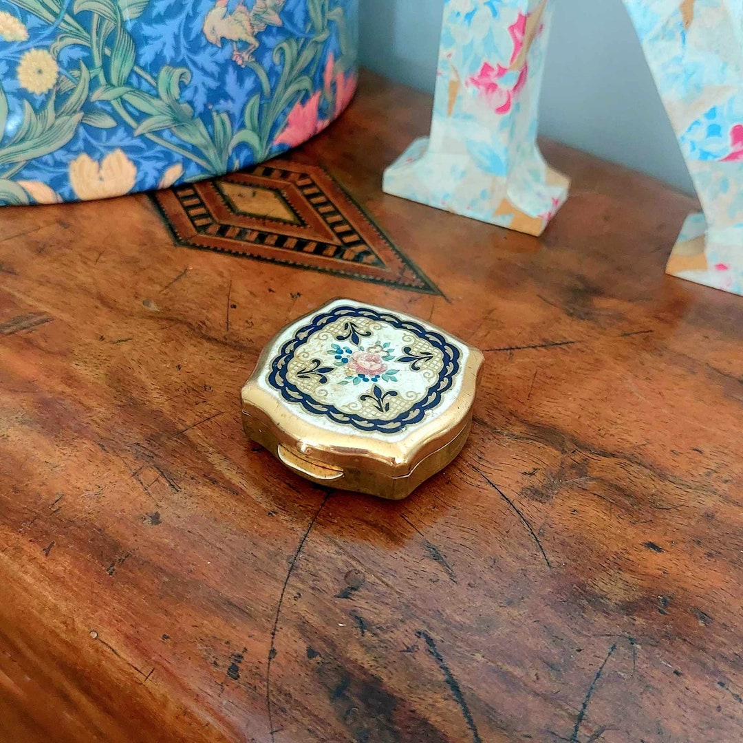 Petite Pill Perfection. - Rare Vintage Stratton Pill Box - Etsy