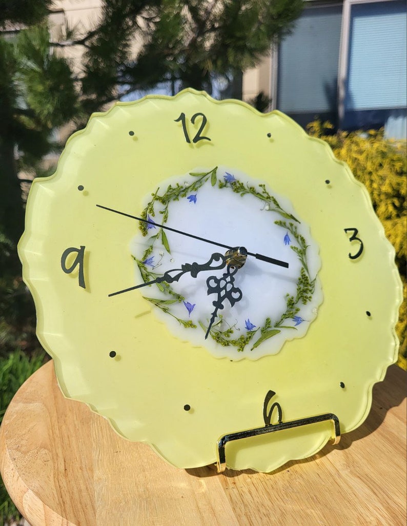 Decorative Wall Flower Clock, 10 Inch Round Wall Clock, Handmade Dry ...