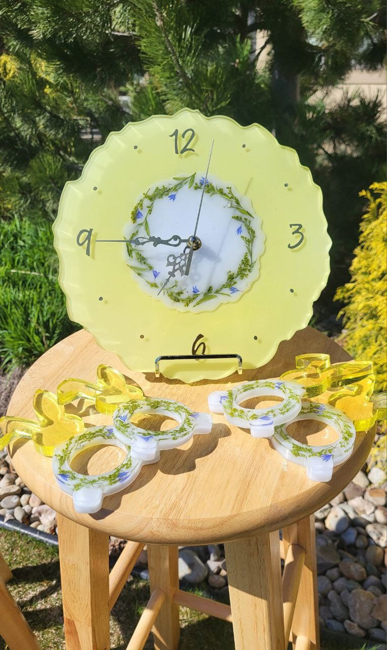 Decorative Wall Flower Clock, 10 Inch Round Wall Clock, Handmade Dry ...