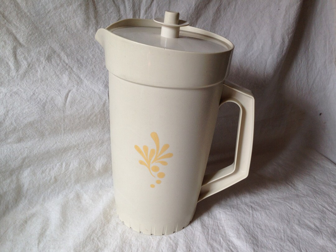 Tupperware Milk Juice Pitcher 2 Quart Servalier Lid 1970s Almond Beige ...