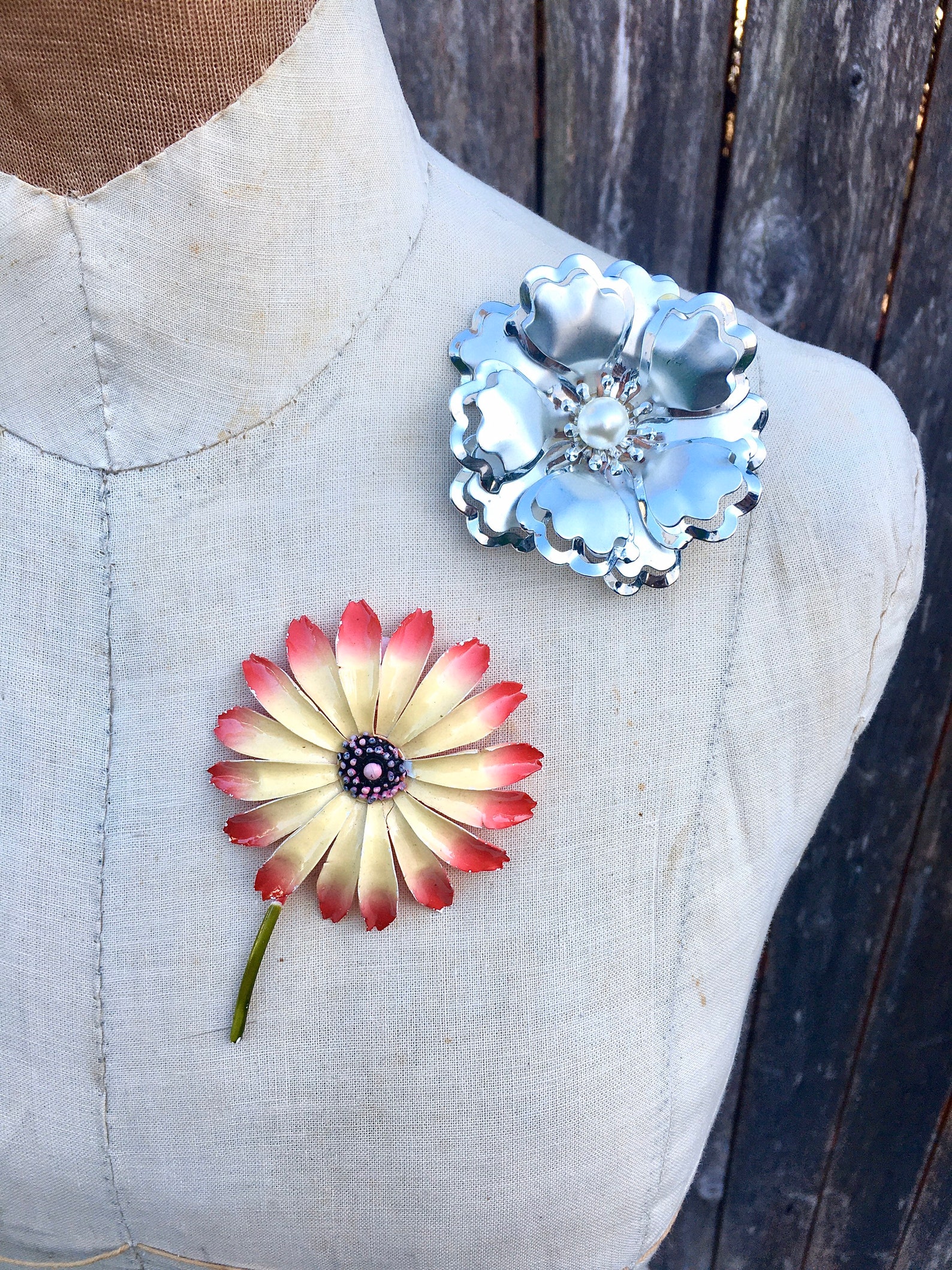Vintage 60's HIPPY Flower Pin / 70's Enamel FLOWER POWER Pin / Your ...